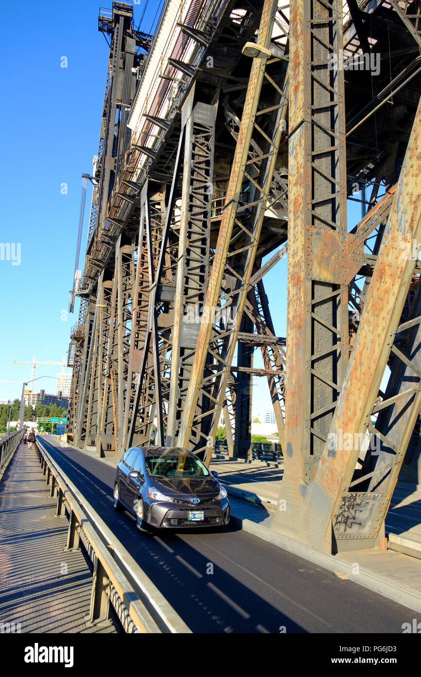 Double deck vertical lift bridge hi-res stock photography and images ...