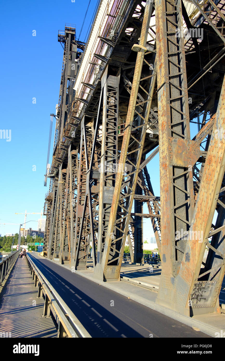 The Steel Bridge over the Willamette River, Portland, Oregon, USA Stock ...