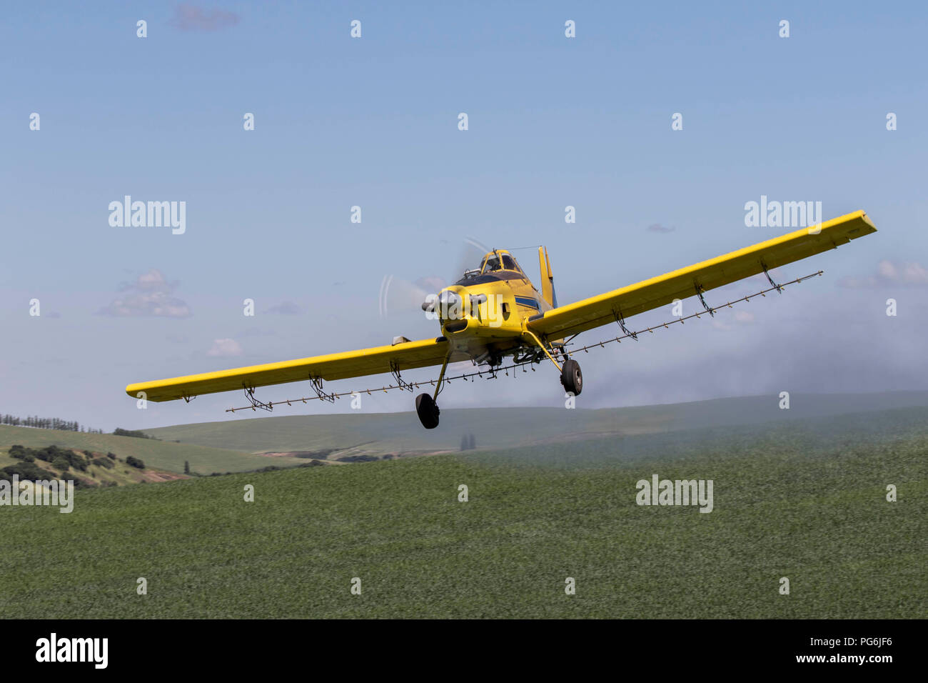 Crop spray airplane aircraft plane hi-res stock photography and images ...