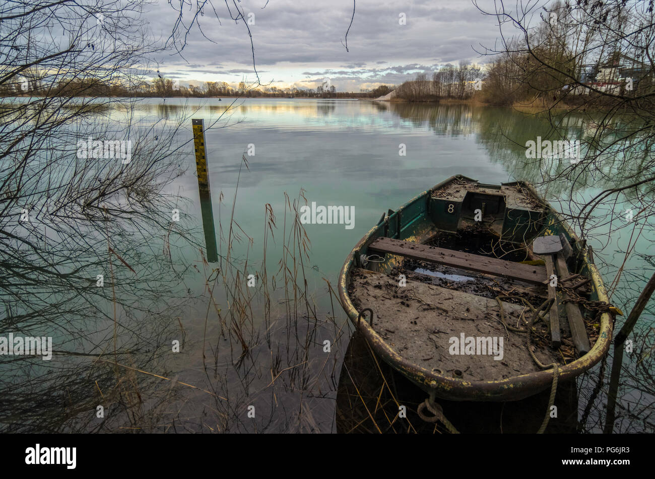Stranded boat hi-res stock photography and images - Alamy