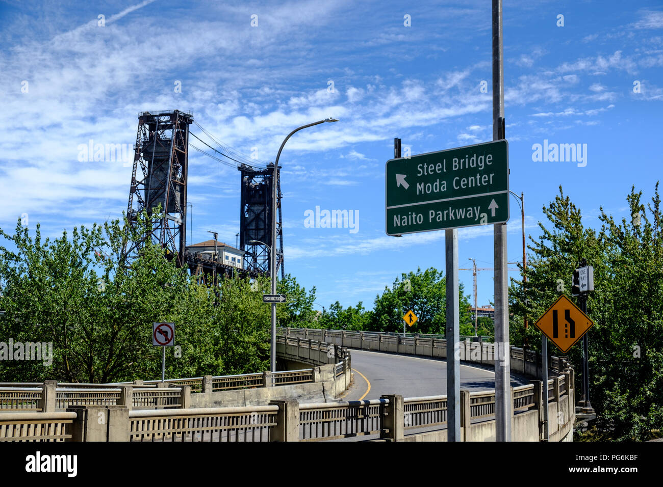 The Steel Bridge over the Willamette River, Portland, Oregon, USA Stock ...