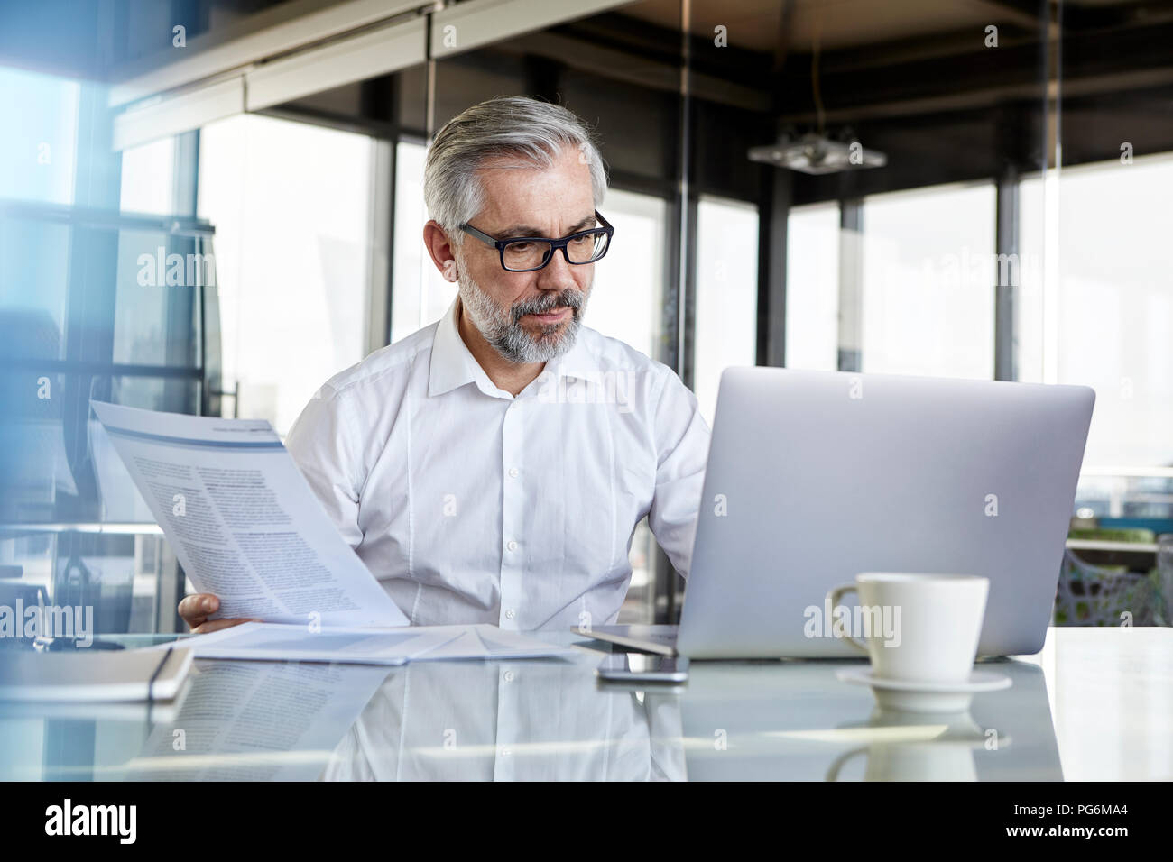 50 men working desk hi-res stock photography and images - Alamy