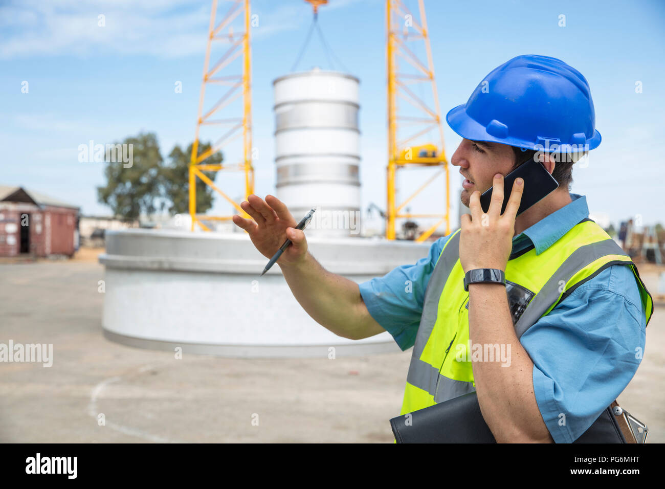 Construction worker young talk hi-res stock photography and images - Alamy