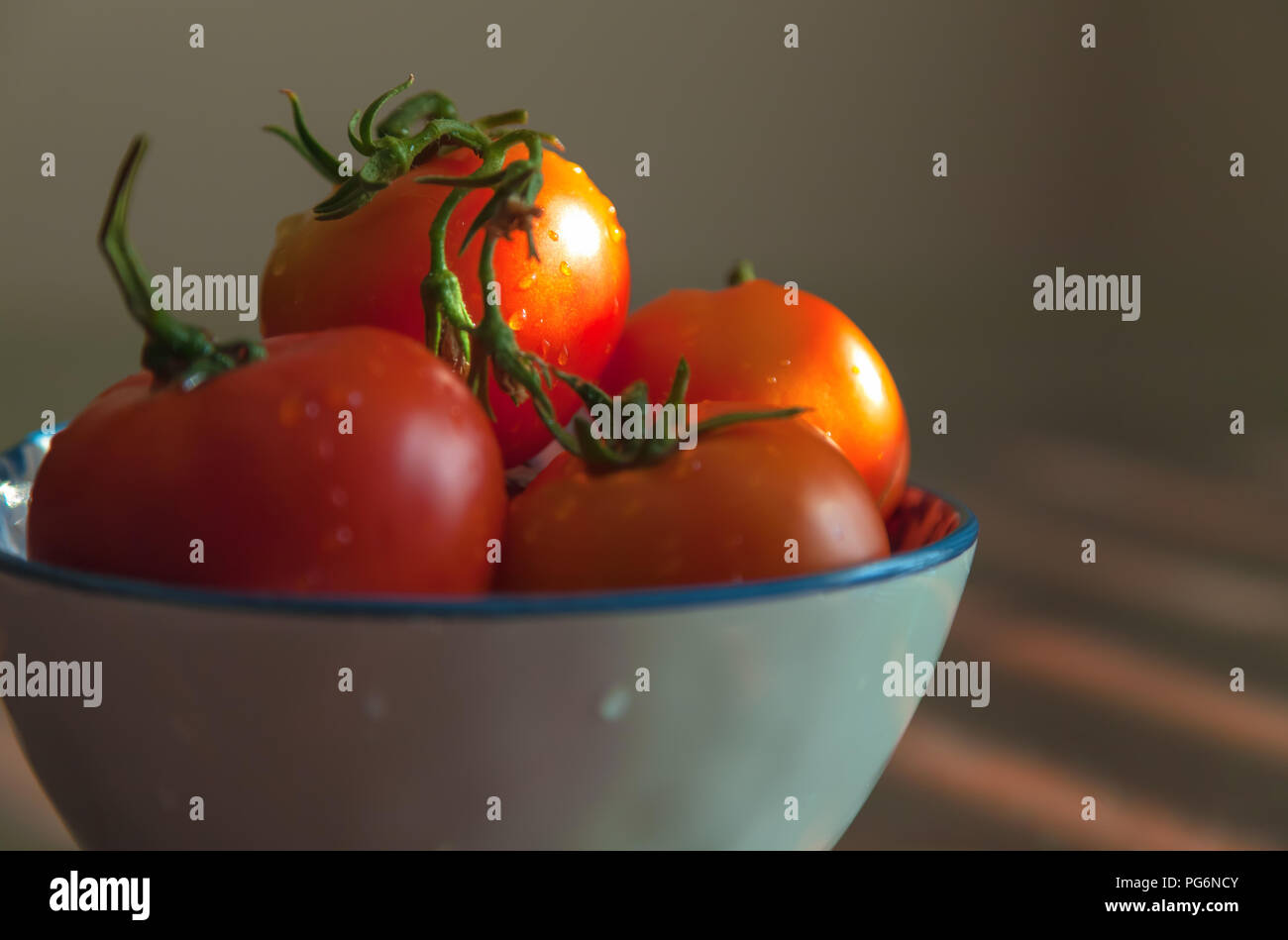 bowl of freshly picked tomatoes Stock Photo - Alamy