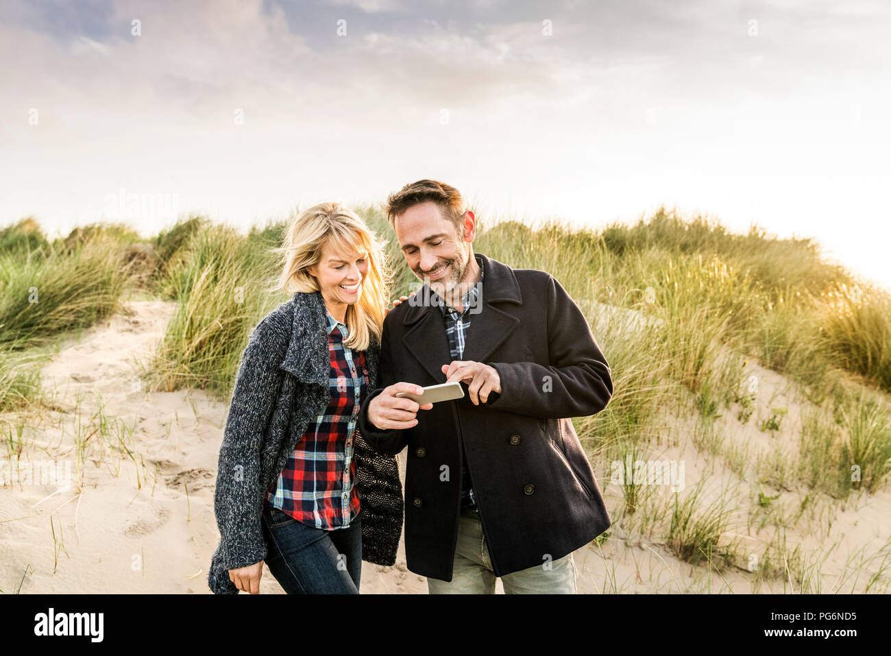 Happy couple sharing cell hi-res stock photography and images - Alamy