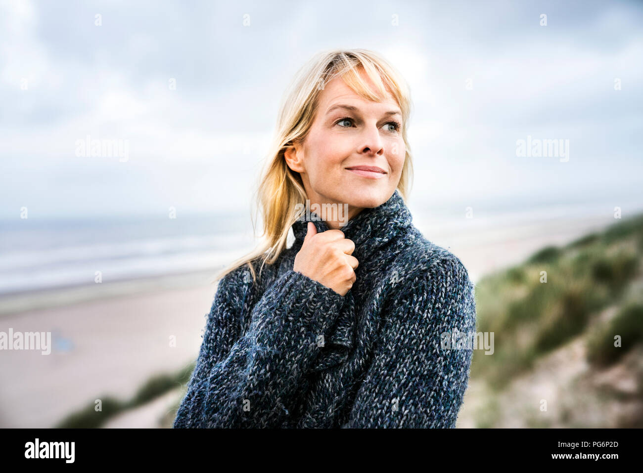 Woman by the sea hi-res stock photography and images - Alamy