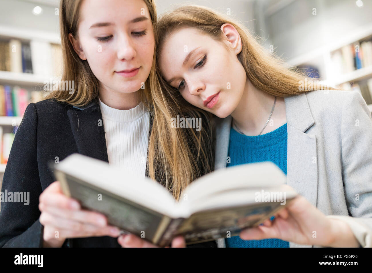 Two close teen girls hi-res stock photography and images - Alamy