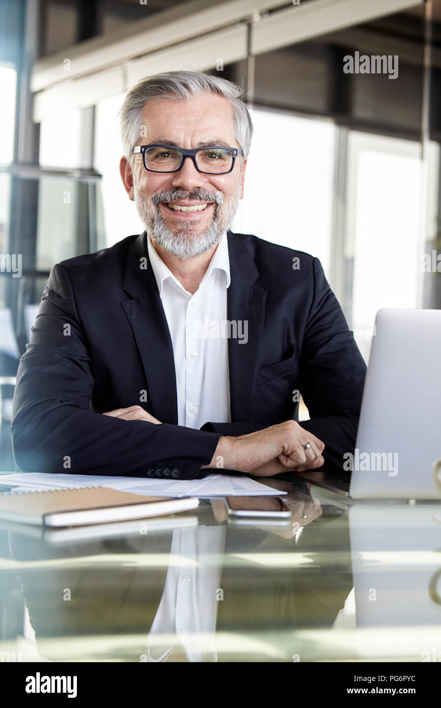 Full desk hi-res stock photography and images - Alamy