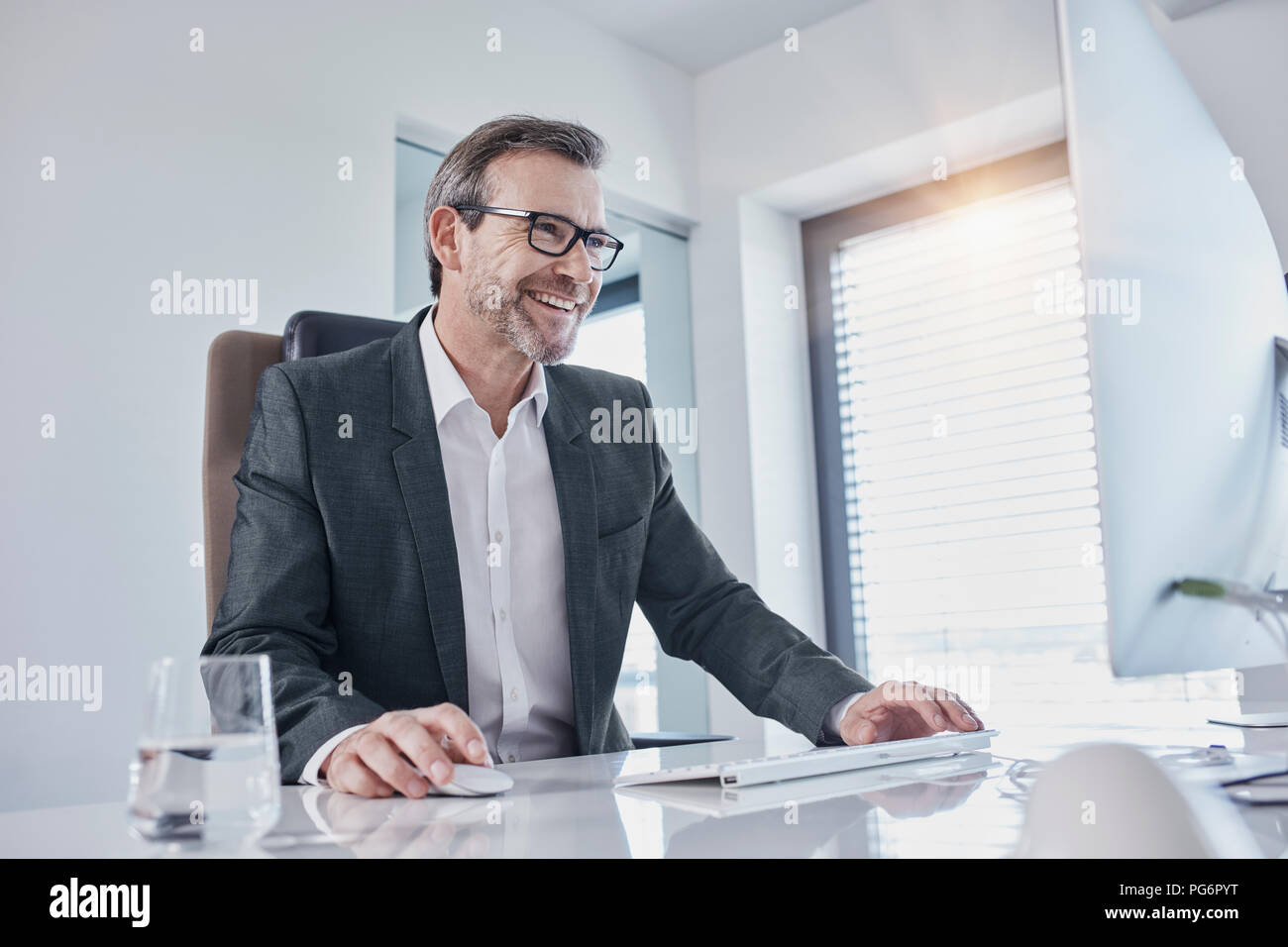 Happy working in an office hi-res stock photography and images - Alamy