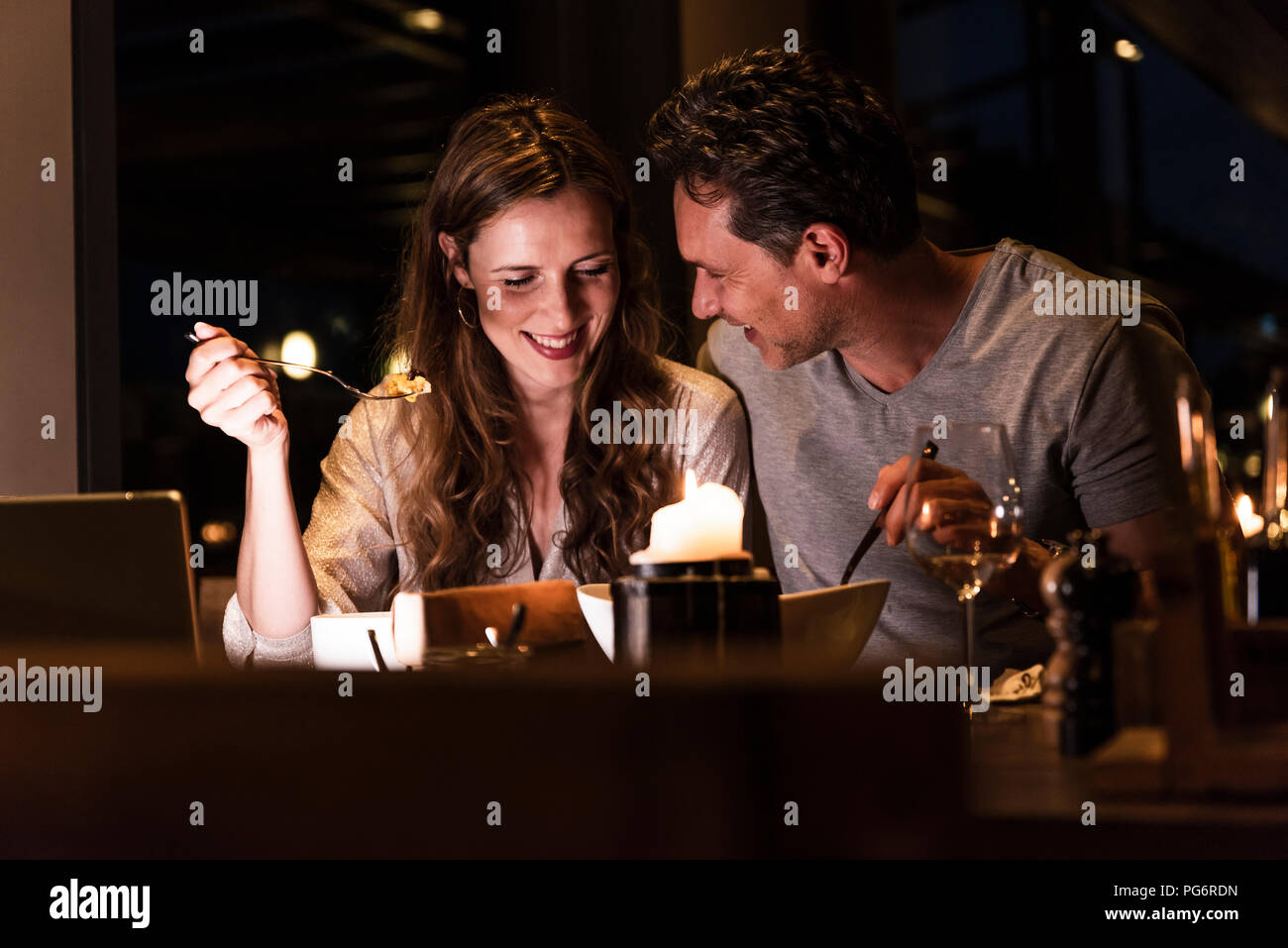 Couples at the dinner table hi-res stock photography and images - Alamy