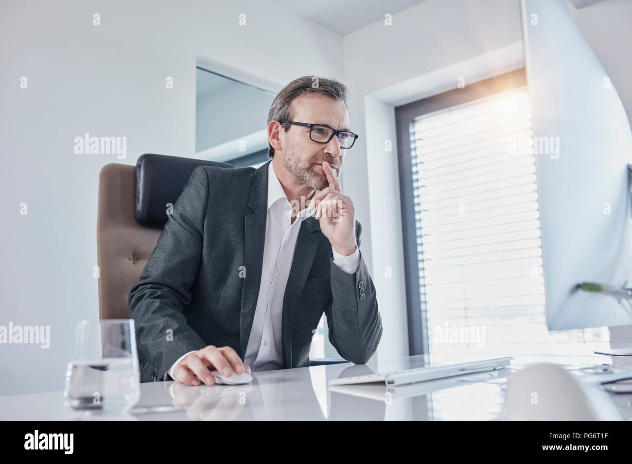 Back view office screens hi-res stock photography and images - Alamy