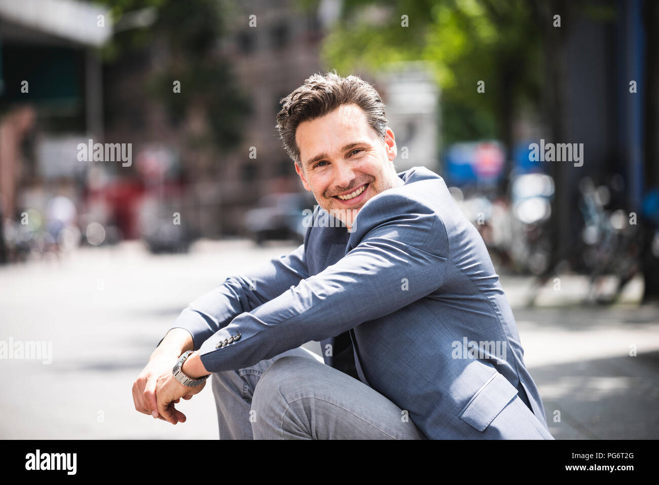 Portrait happiness relaxation 40s hi-res stock photography and images ...
