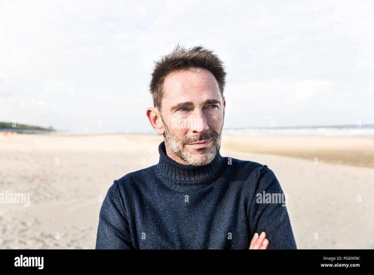 Portrait relaxed travel man hi-res stock photography and images - Alamy
