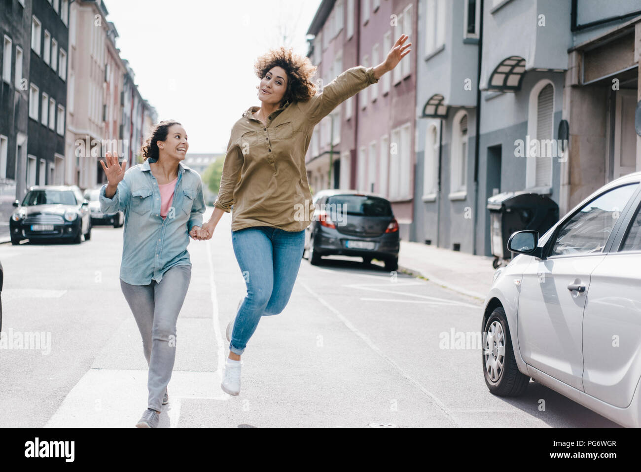 City lifestyle friends people streets hi-res stock photography and ...