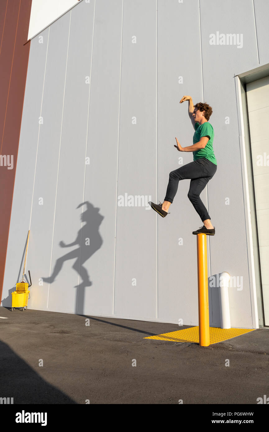 Acrobat standing pole hi-res stock photography and images - Alamy