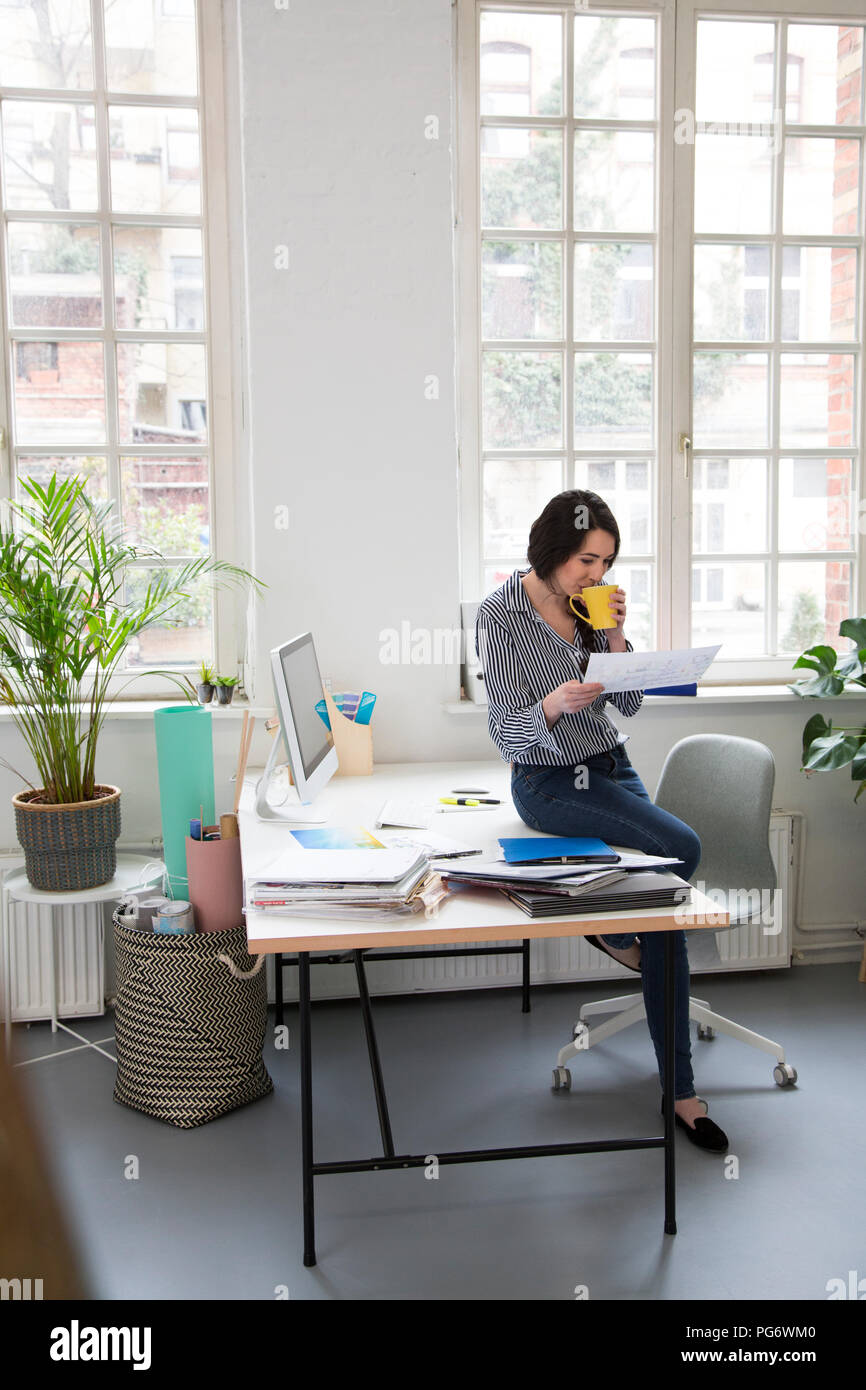 Woman paper desk office hi-res stock photography and images - Alamy