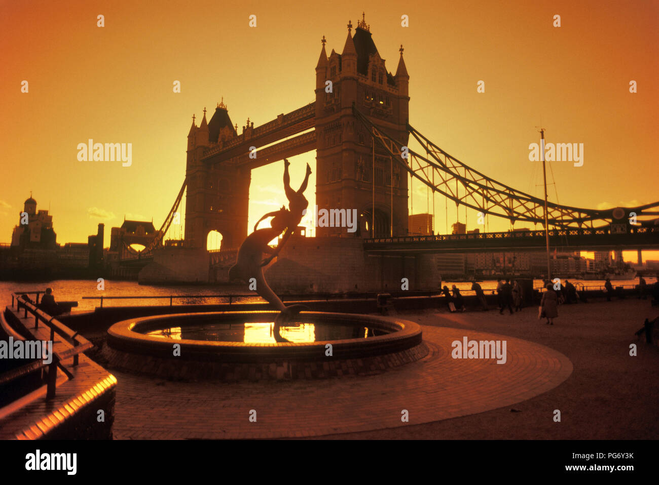 1973 tower bridge hi-res stock photography and images - Alamy