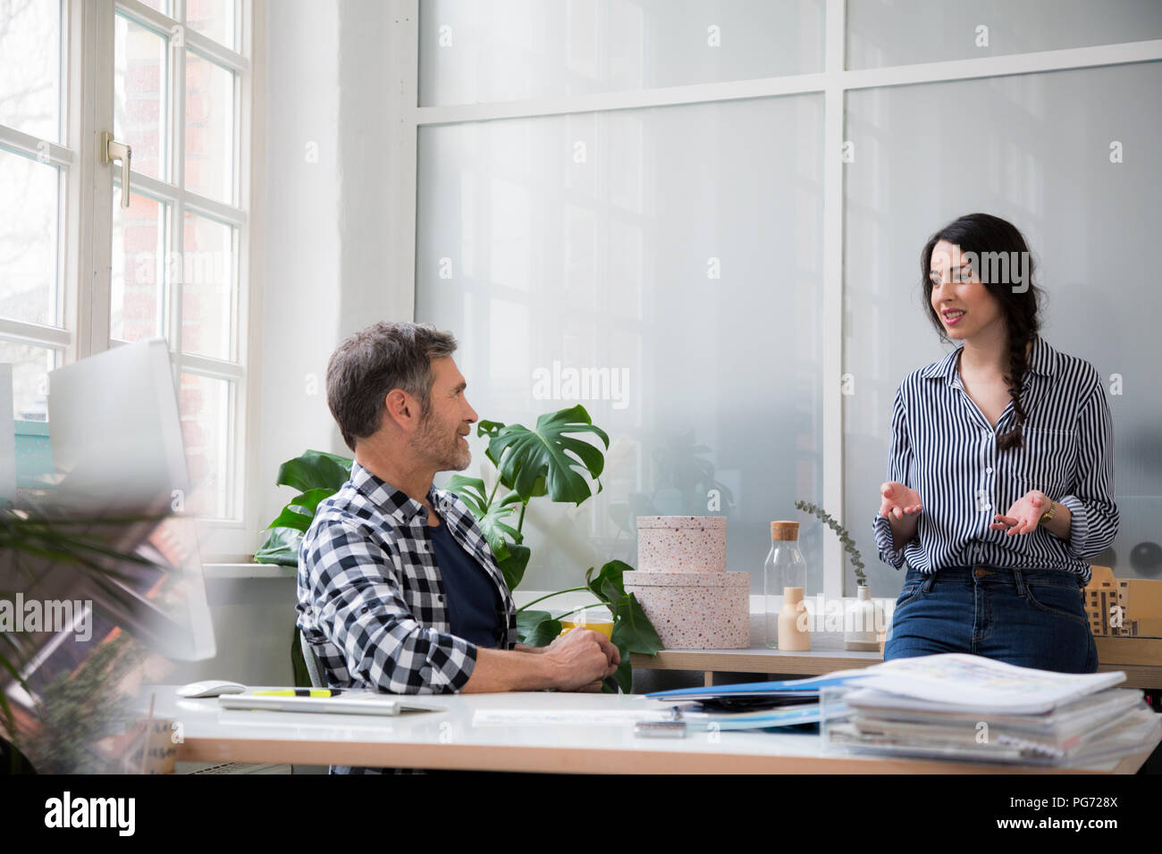 Office workers collaborate hi-res stock photography and images - Alamy
