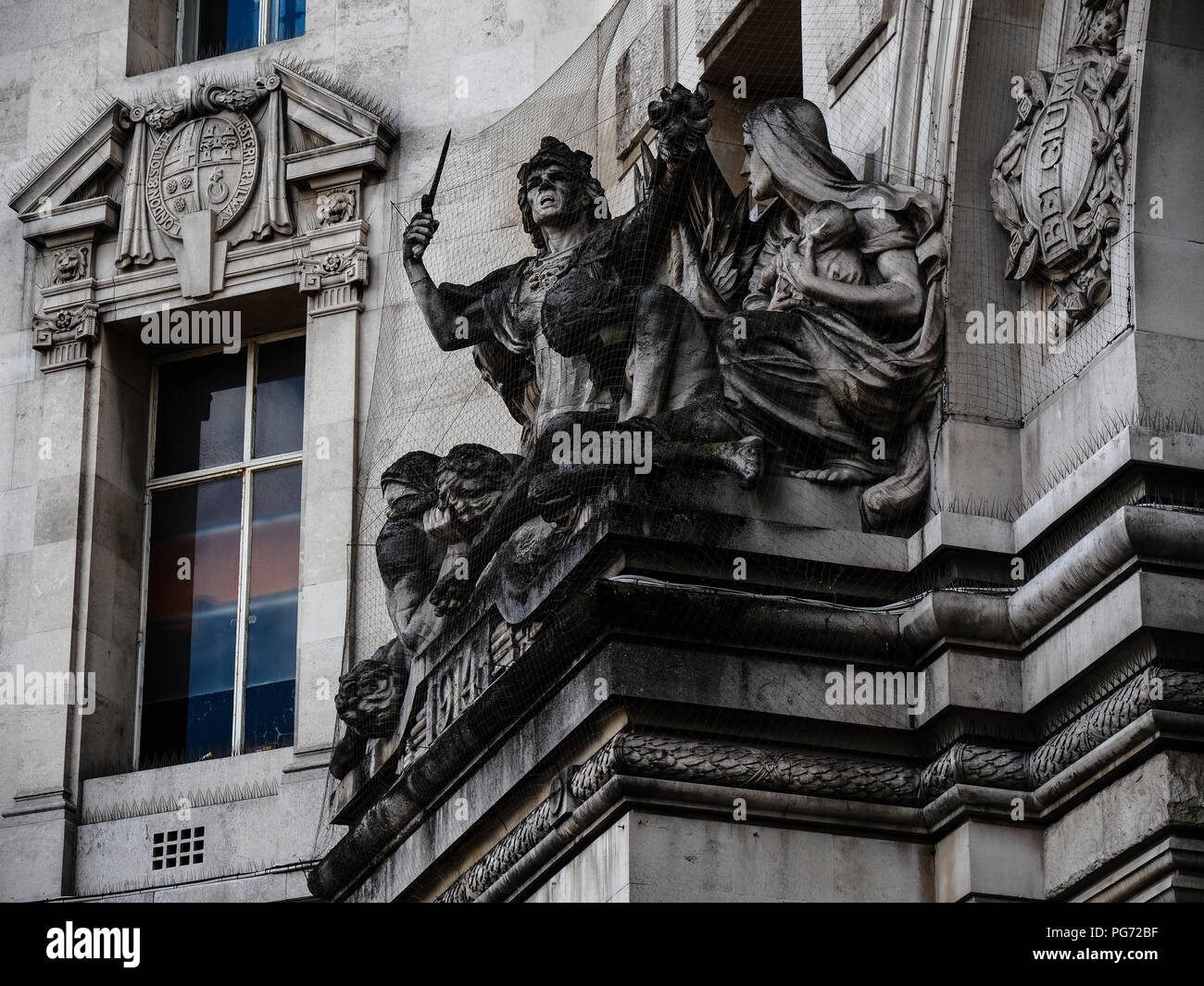 Waterloo station memorial hi-res stock photography and images - Alamy