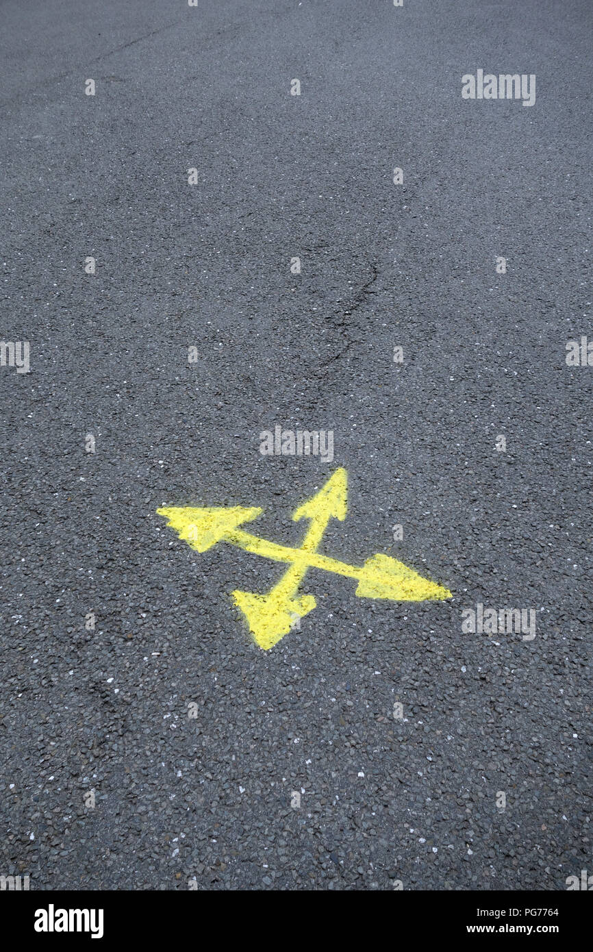 4 way arrow hi-res stock photography and images - Alamy