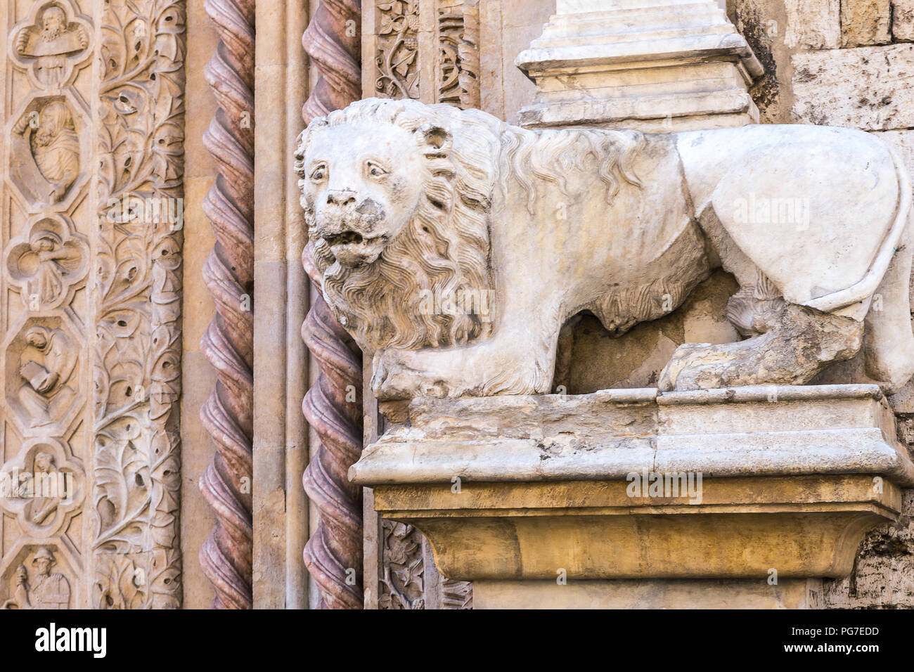 Stone gate with a lion symbol hi-res stock photography and images - Alamy