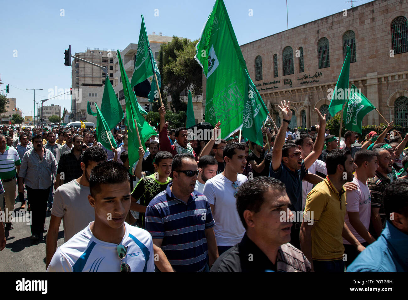 Hamas flags hi-res stock photography and images - Alamy
