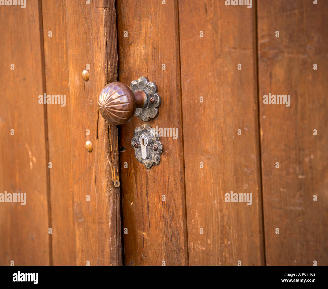 Old rusty door knob at a wooden door Stock Photo - Alamy