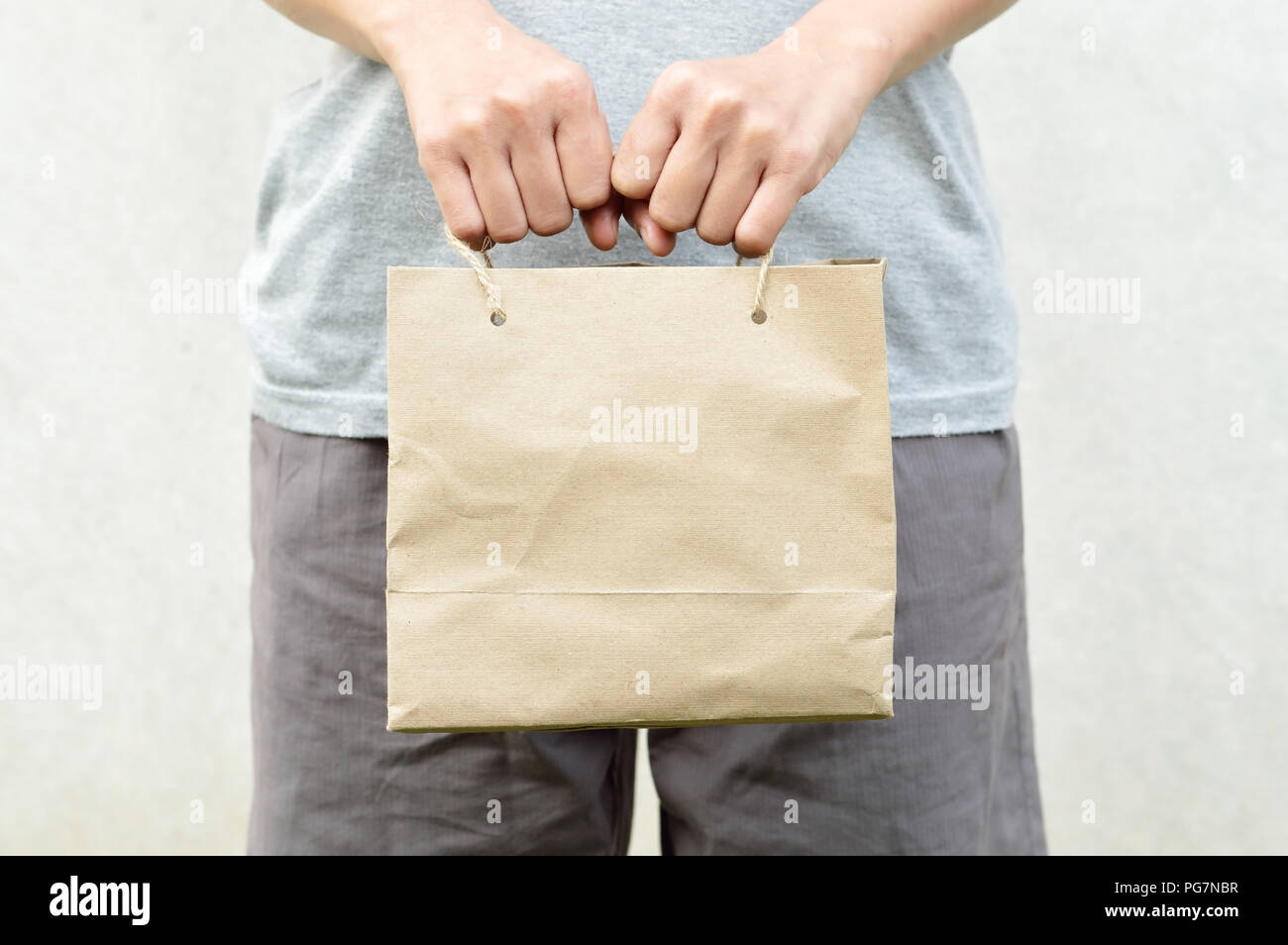 Hand holding brown paper bag hi-res stock photography and images - Alamy
