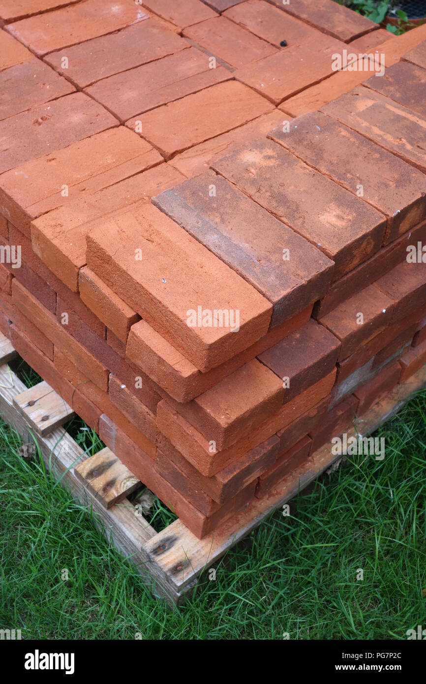Pallet of reclaimed red bricks hi-res stock photography and images - Alamy