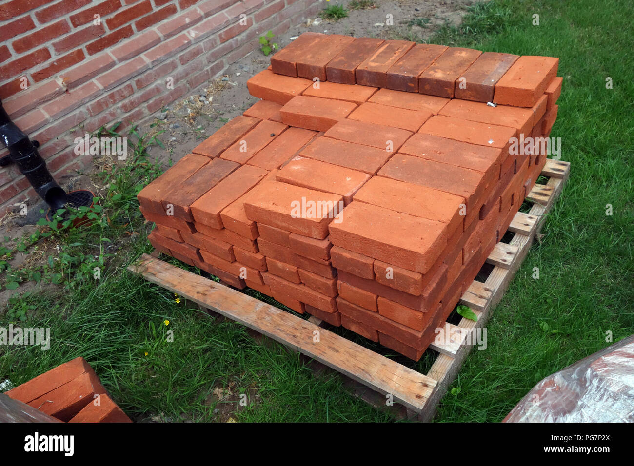 New reclaimed bricks hi-res stock photography and images - Alamy