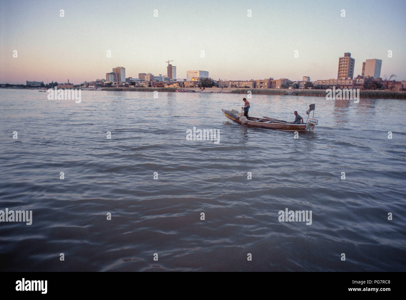 Boats on tigris river hi-res stock photography and images - Alamy