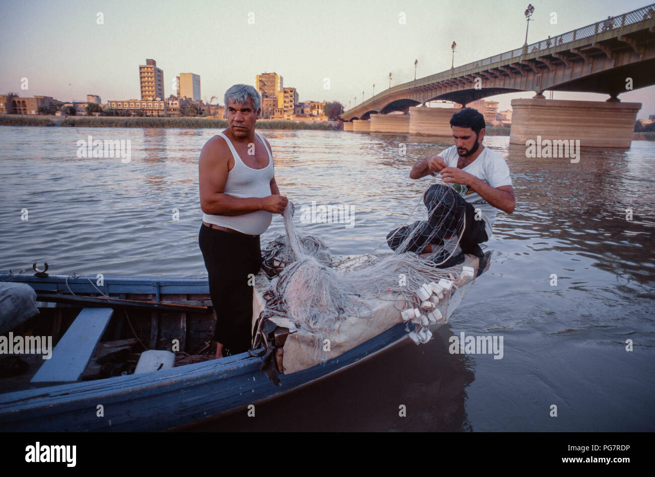 Boats on tigris river hi-res stock photography and images - Alamy