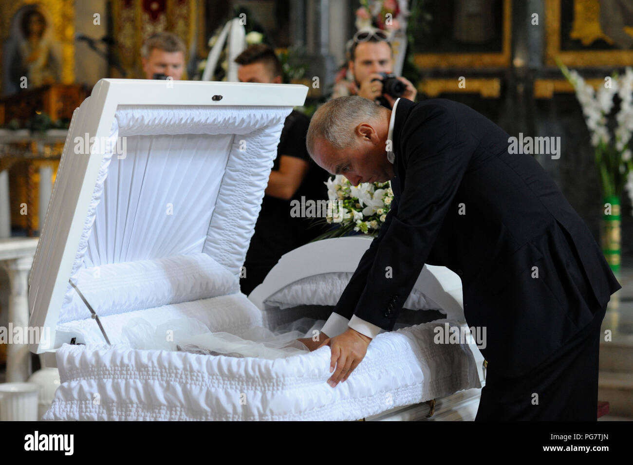 People crying funeral hi-res stock photography and images - Alamy
