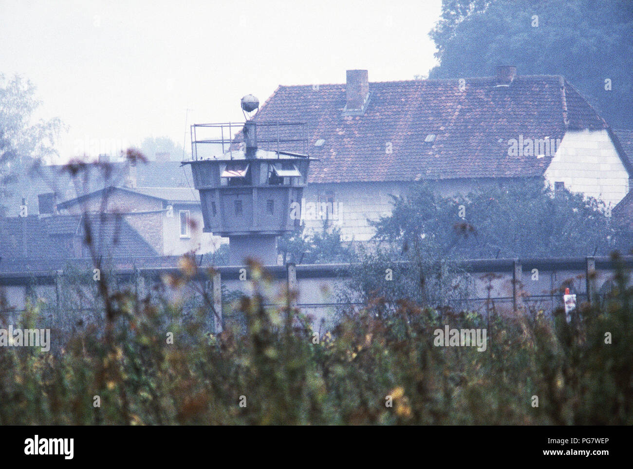 An East German guard tower at the Berlin Wall Stock Photo - Alamy