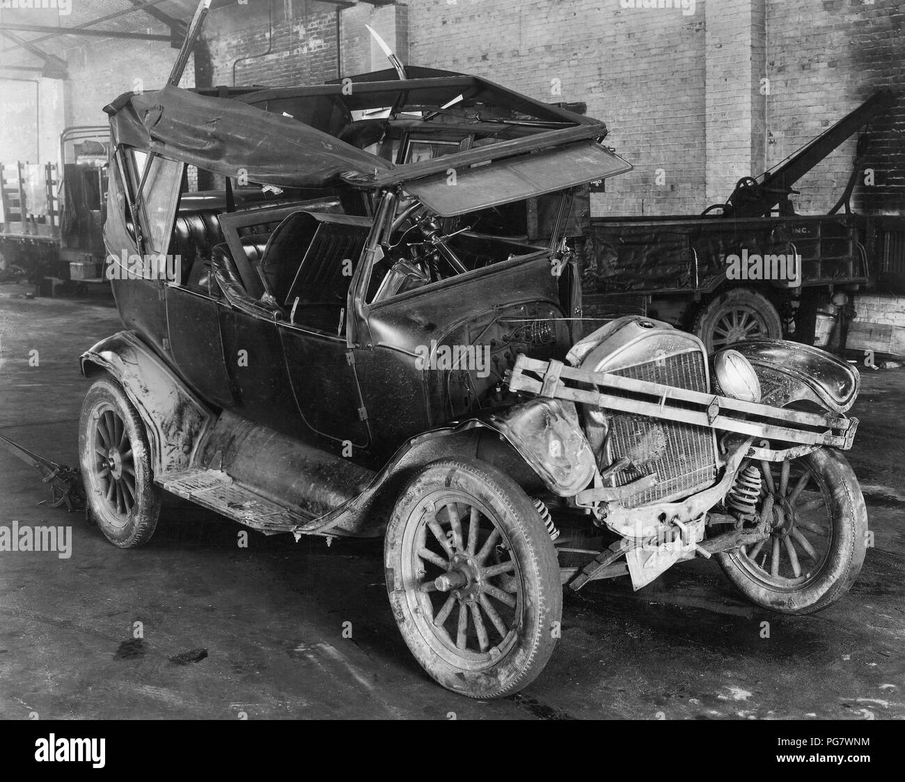 1920s Car Accident Stock Photos & 1920s Car Accident Stock Images - Alamy