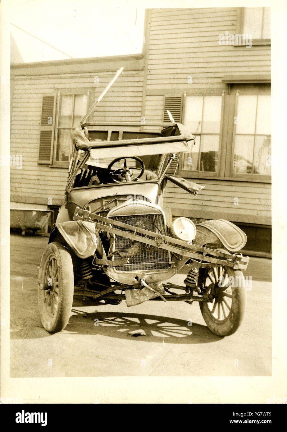 1920s crashed car hi-res stock photography and images - Alamy