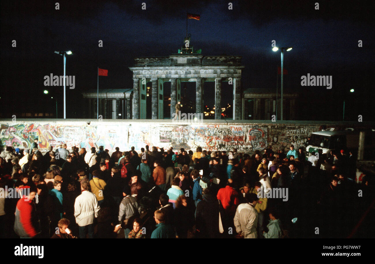 Berlin Wall 1989 - West Germans hold a vigil at the Brandenburg Gate as ...