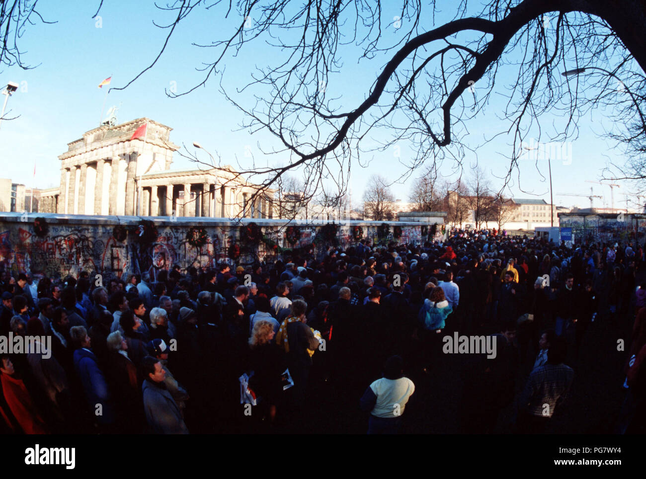 Berlin Wall 1989 - A crowd gathers at the Berlin Wall near the ...