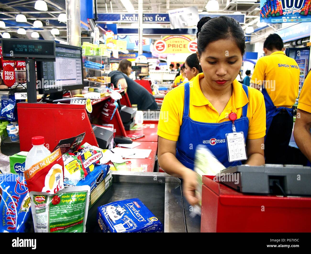 ANTIPOLO CITY, PHILIPPINES - AUGUST 12, 2018: A cashier at a grocery ...