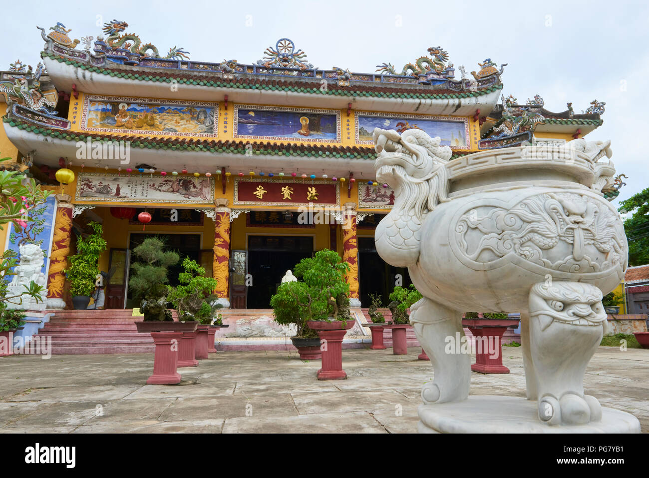 Buddhist travelling shrine hi-res stock photography and images - Alamy