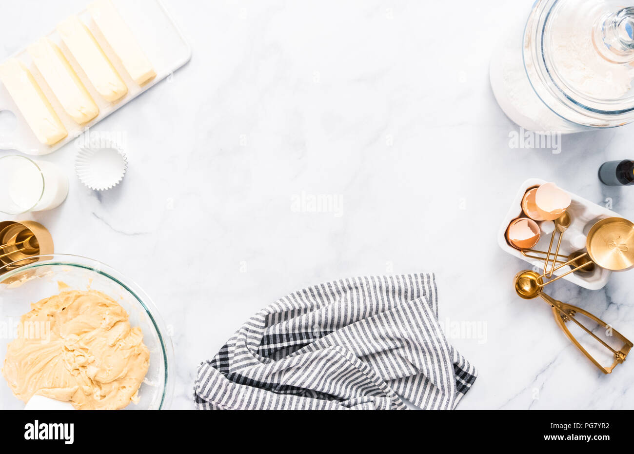 Top view. Baking vanilla cupcakes Stock Photo - Alamy