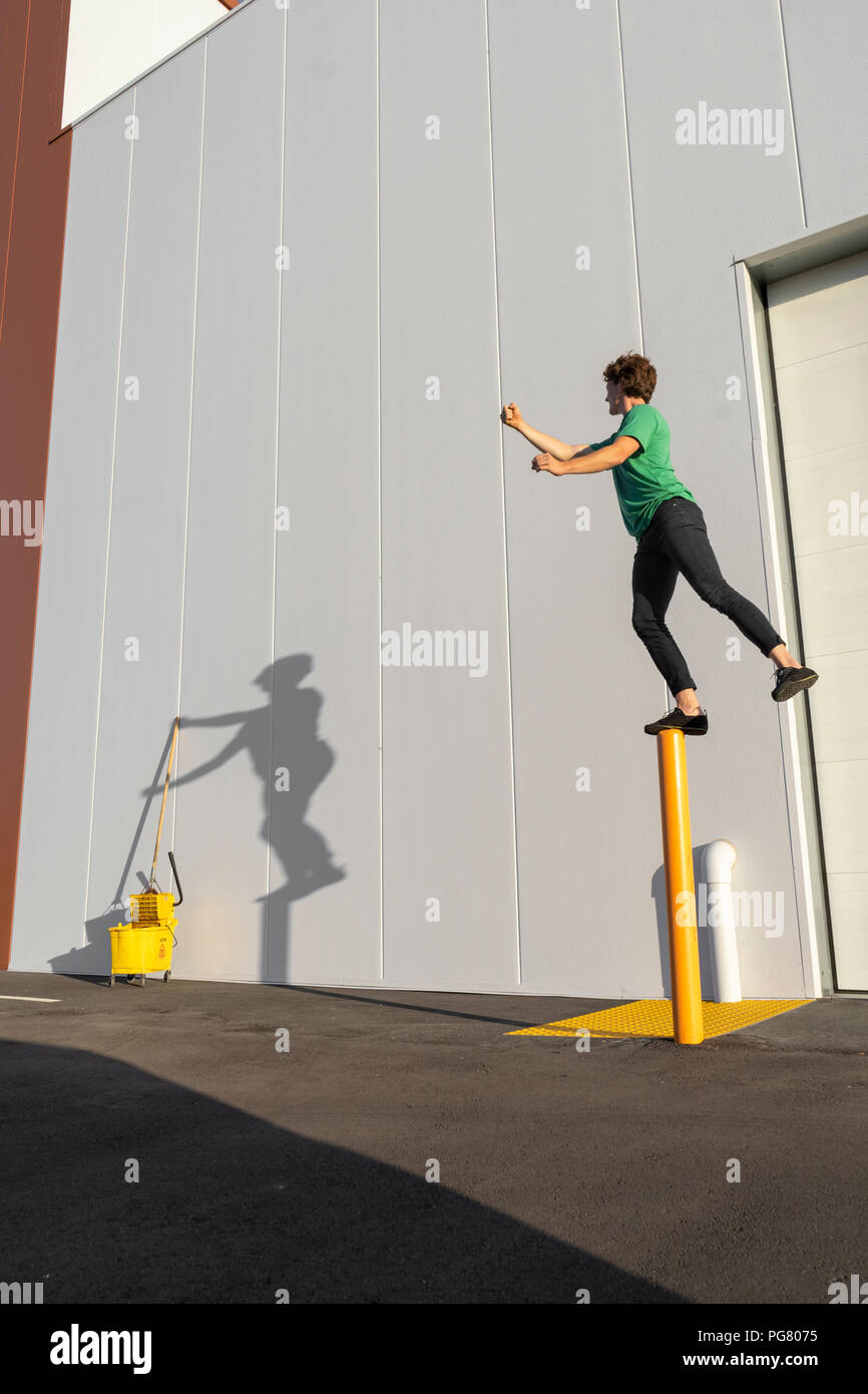 Acrobat standing pole hi-res stock photography and images - Alamy