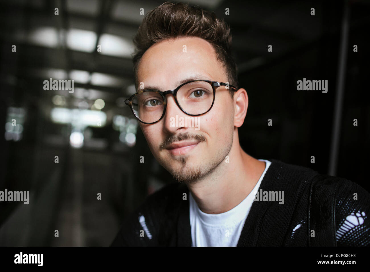 Portrait of young man wearing glasses Stock Photo - Alamy