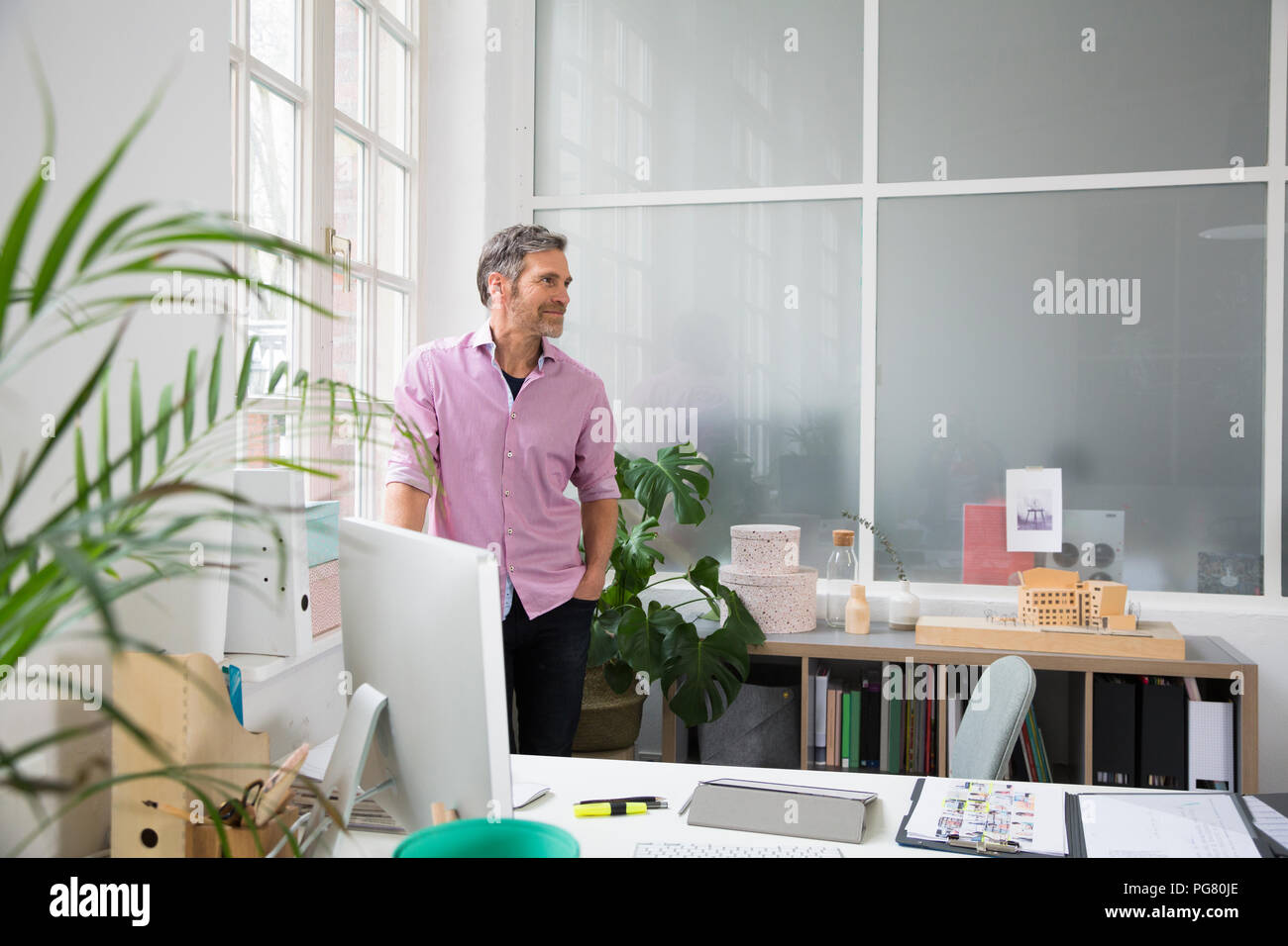 Windows stand hi-res stock photography and images - Alamy