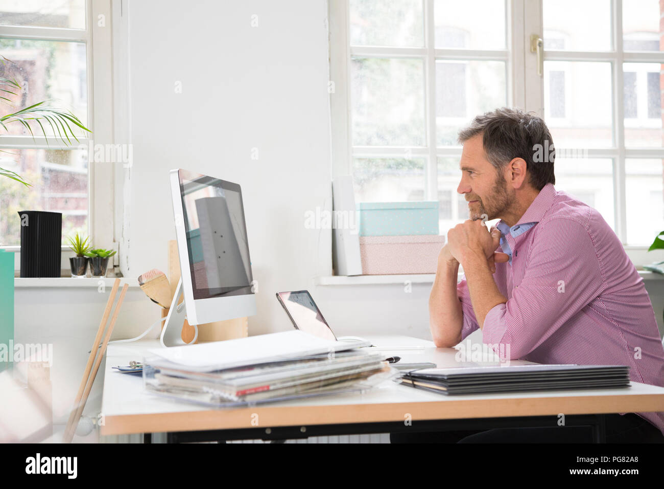 Smiling employees office desks hi-res stock photography and images - Alamy