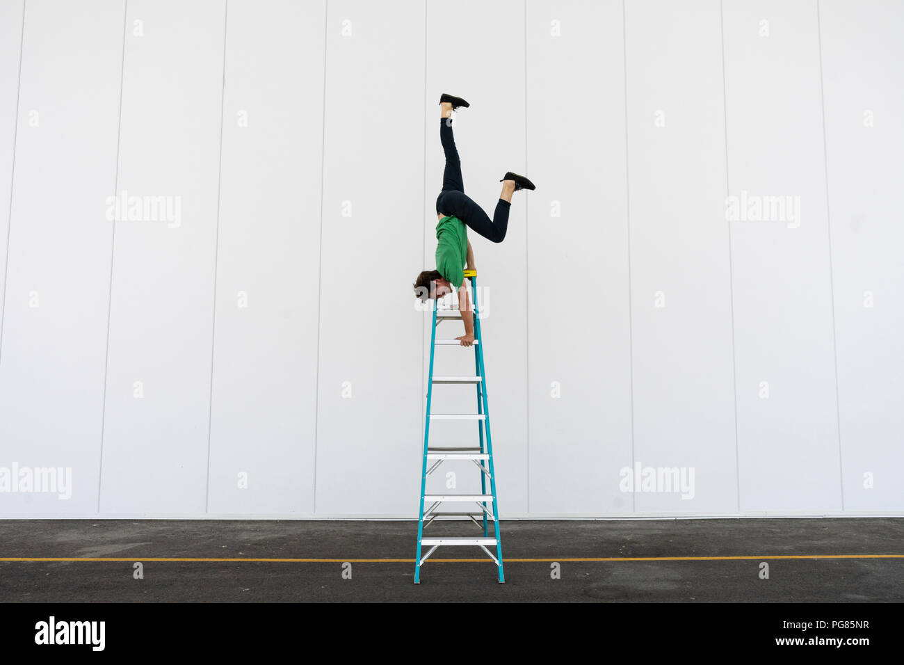 Acrobatics Balancing Stock Photos & Acrobatics Balancing Stock Images ...