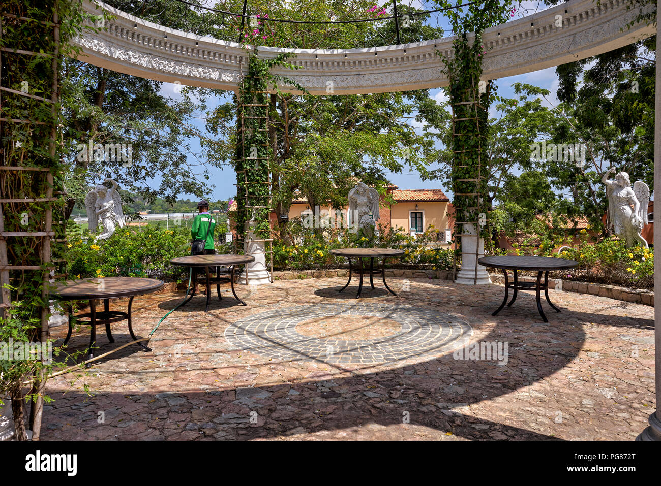 Gazebo and garden hi-res stock photography and images - Alamy