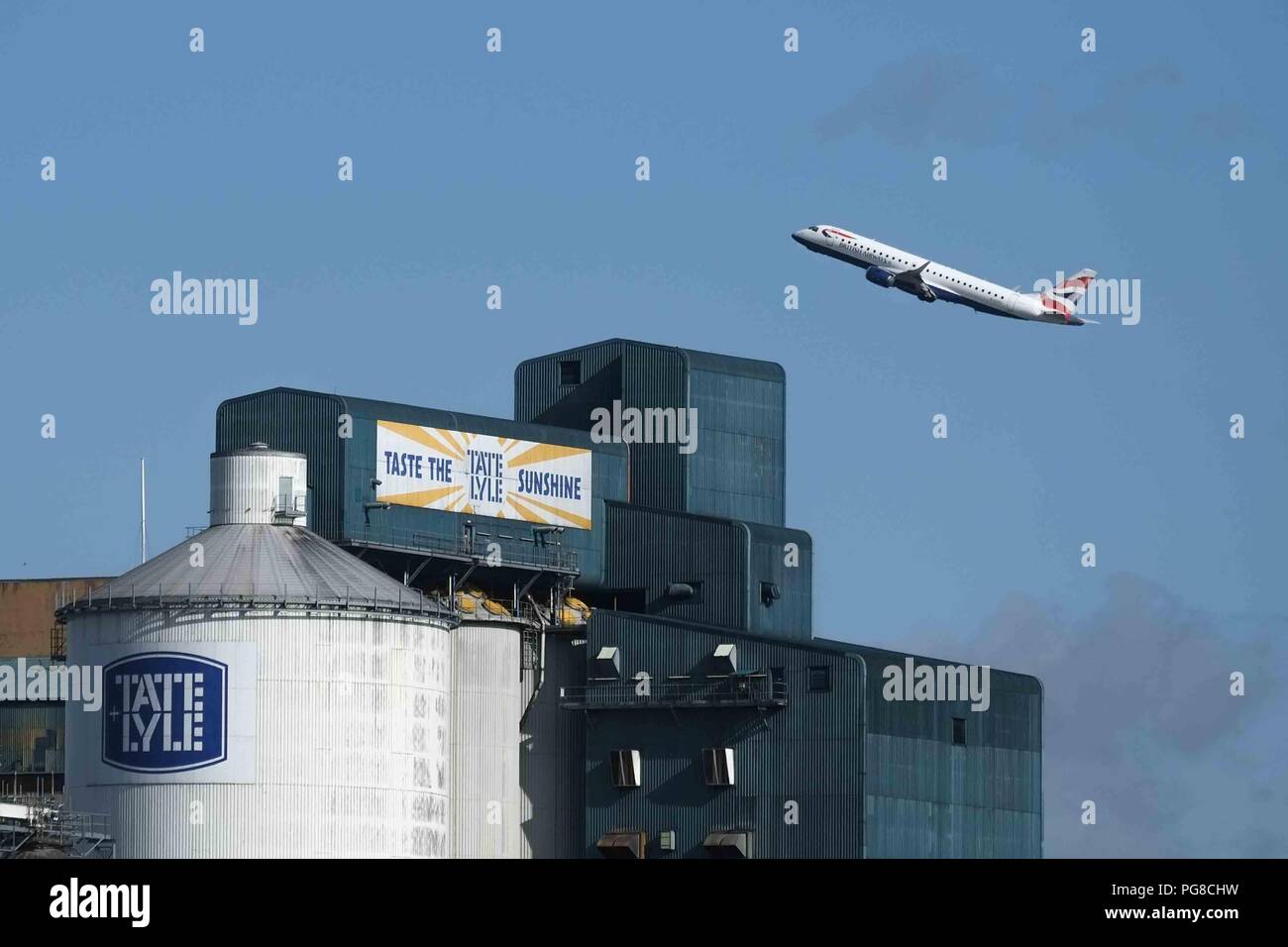 London 24th August 2018. A british Airwats plane flys above the Tate ...