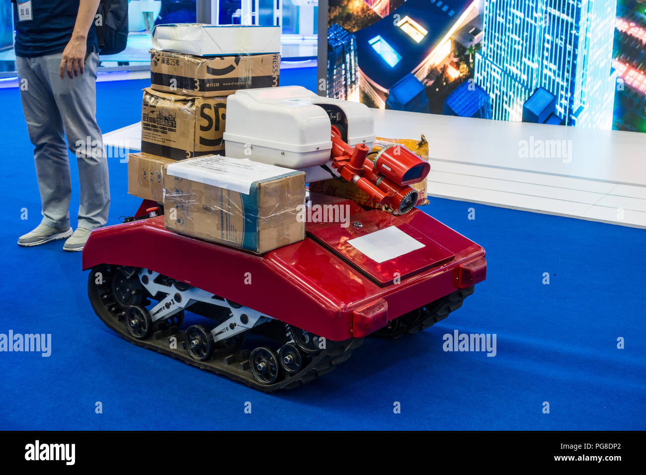 Robot delivers parcels hi-res stock photography and images - Alamy