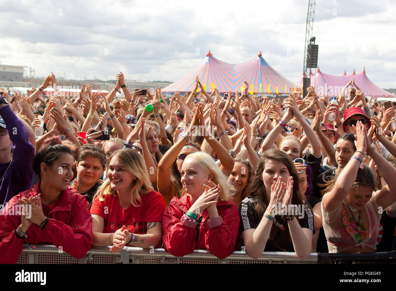 Crowd of girls hi-res stock photography and images - Alamy